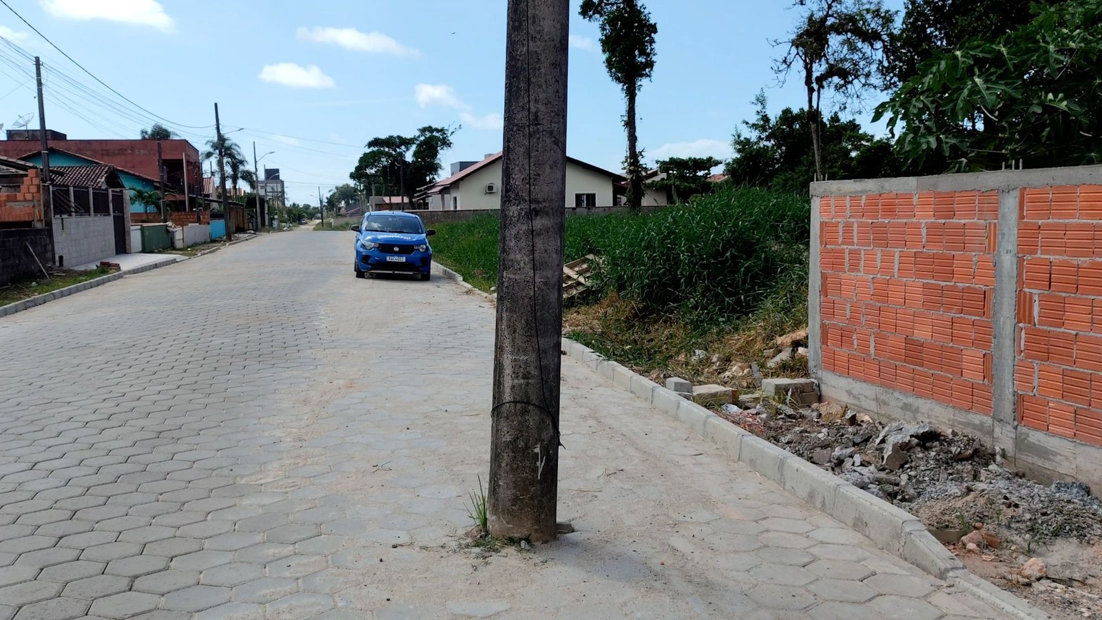 Poste no meio da rua coloca motoristas em risco em Barra Velha ...
